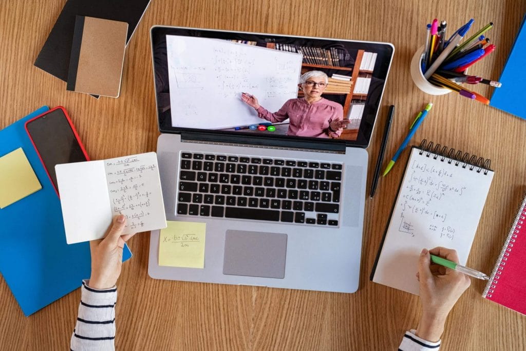 Telecurso: videoaulas com material didático