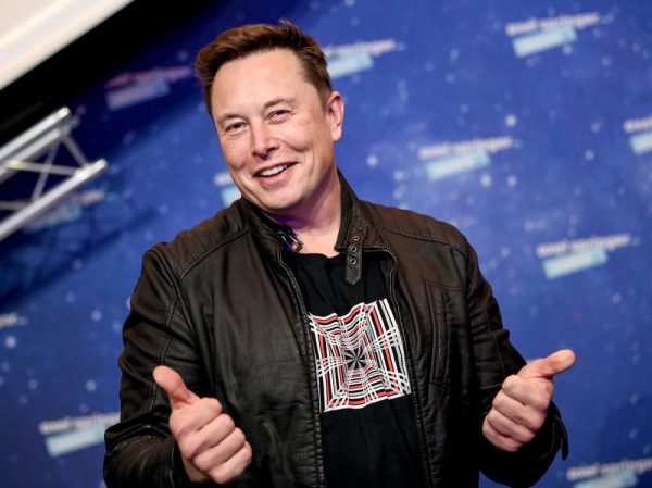 Empresa de Elon Musk publica vídeo de macaco jogando videogame