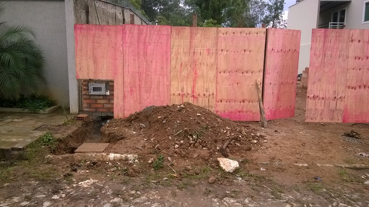 Quais as regras para tapumes e placas de obras?