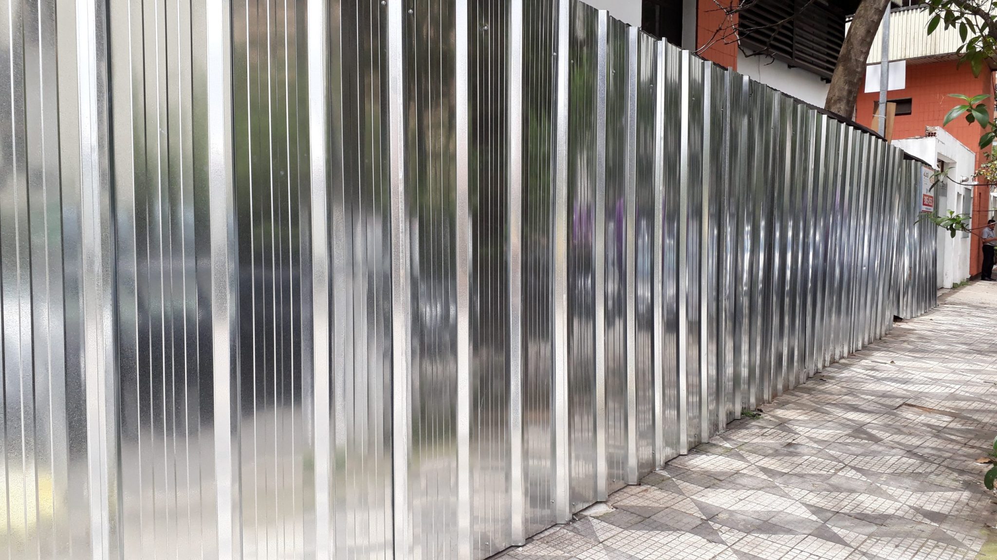 Quais as regras para tapumes e placas de obras?