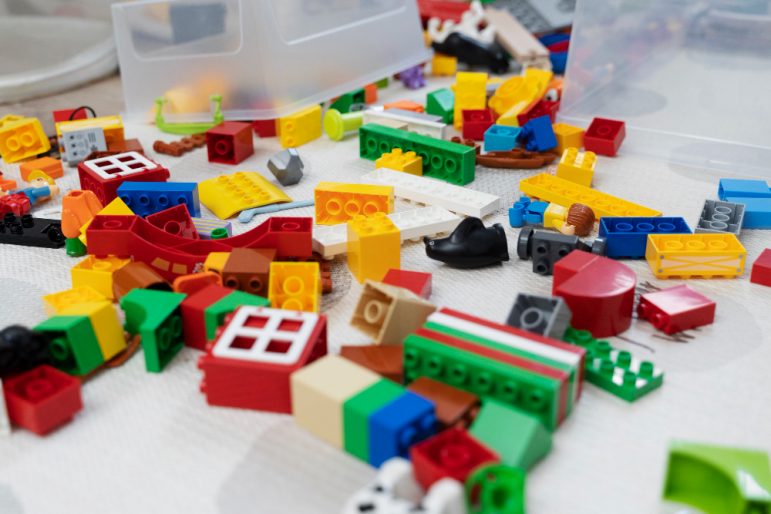 O dilema da LEGO entre produção e reciclagem de plástico