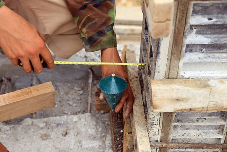 Prumo na Construção Civil: Tipos, Funções e Aplicações